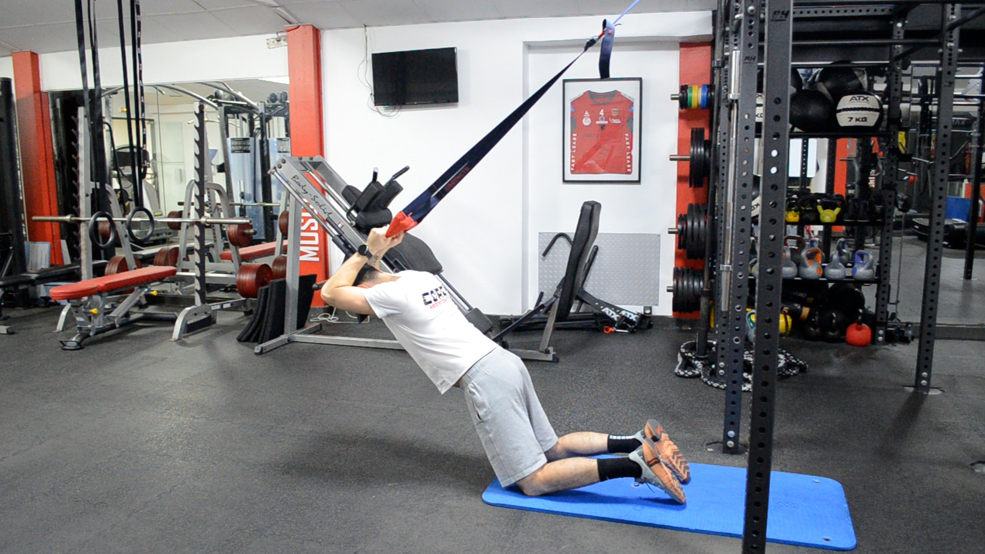 Mouvement de Extension Triceps à Genoux au TRX - Vidéo explicative - MB ...